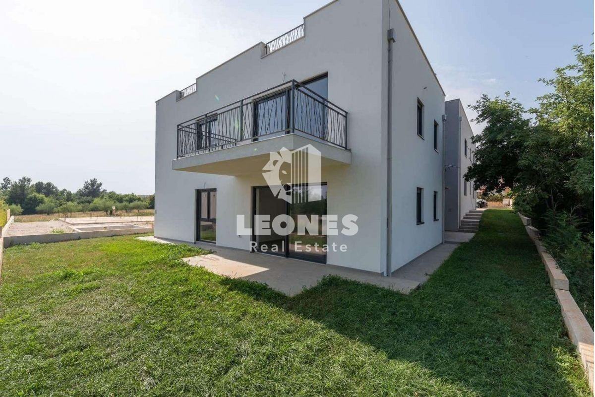 Prostran stan u prizemlju s vrtom u okolici Poreča (prodaja)