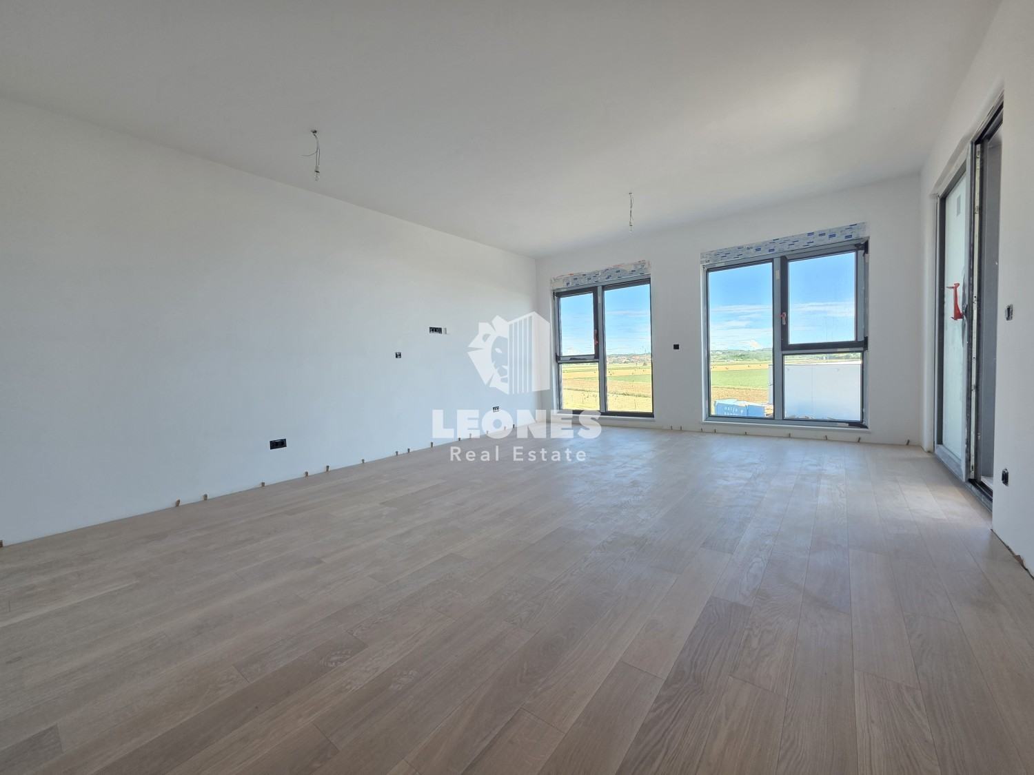 Prostran stan s velikom terasom u kvalitetnoj novogradnji u Umagu (prodaja)