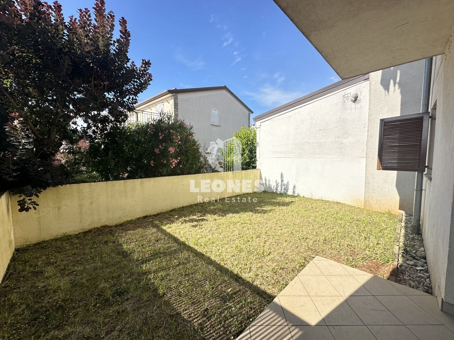 Prostran stan s vrtom i podrumom u Novigradu (prodaja)