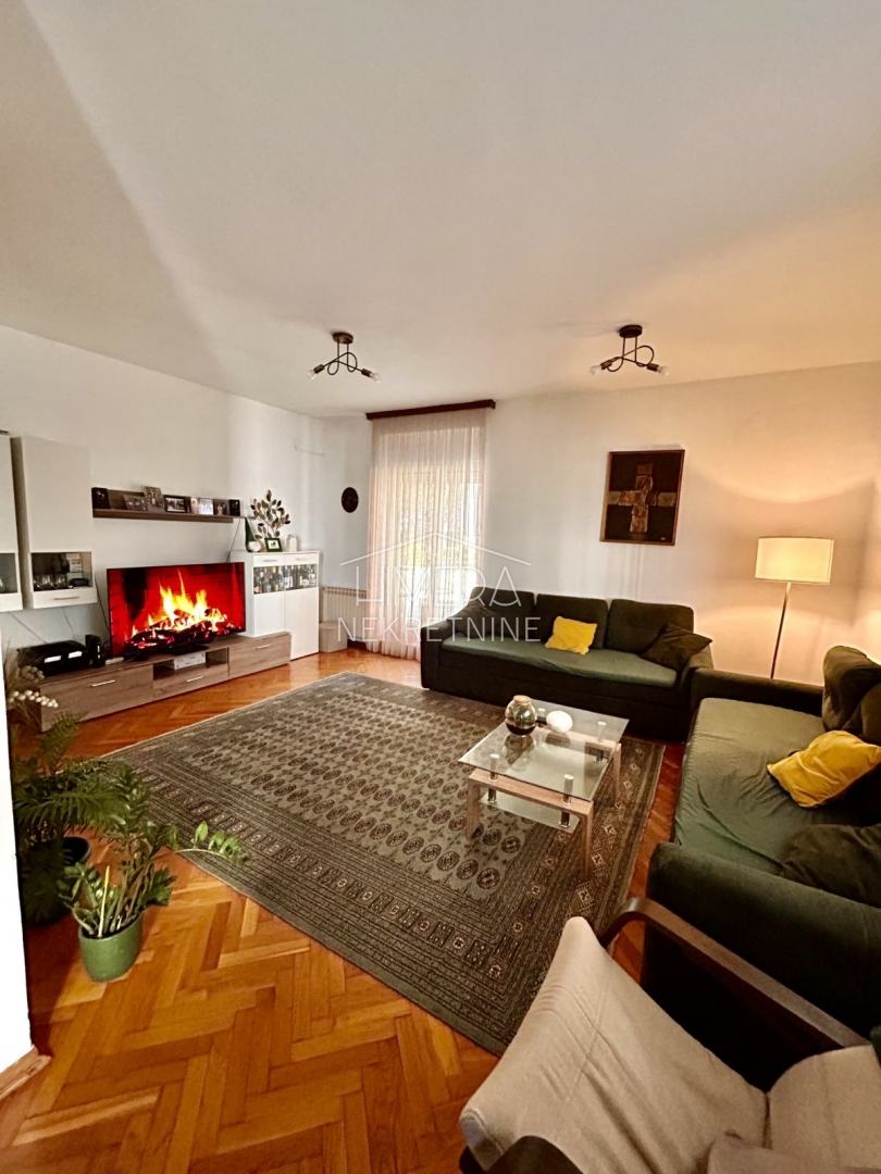 Prostran trosoban stan s garažom i terasom u Remetama (prodaja)