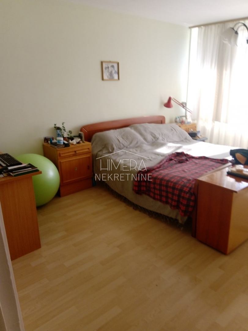 Prostran trosoban stan s lođama i odličnim rasporedom u Gajnicama (prodaja)