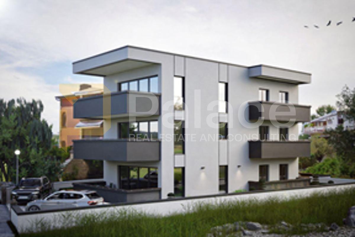 Prostran trosoban stan na samoj obali u centru Rogoznice, 118 m2 (prodaja)