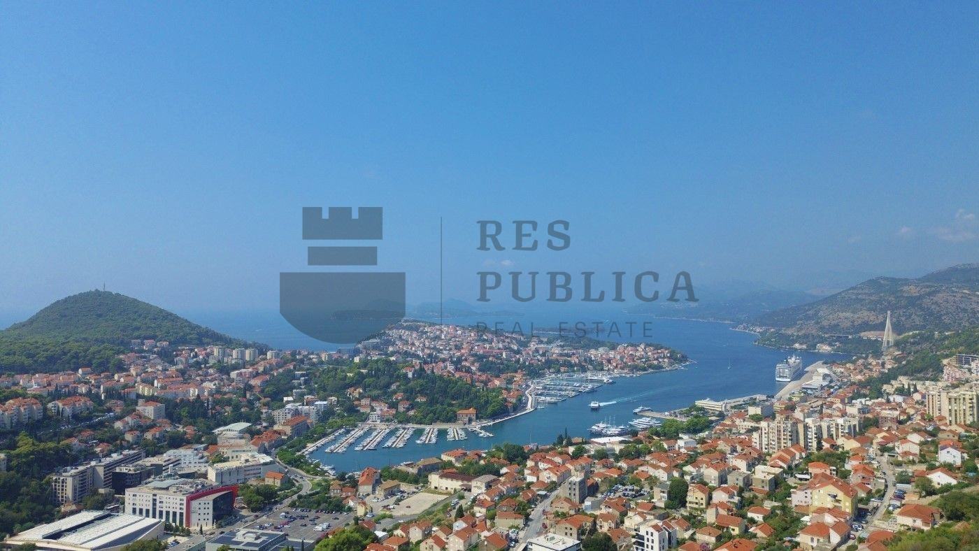 PROSTRAN TROSOBAN STAN SA TERASOM I VRTOM - IZVRSNA LOKACIJA (prodaja)