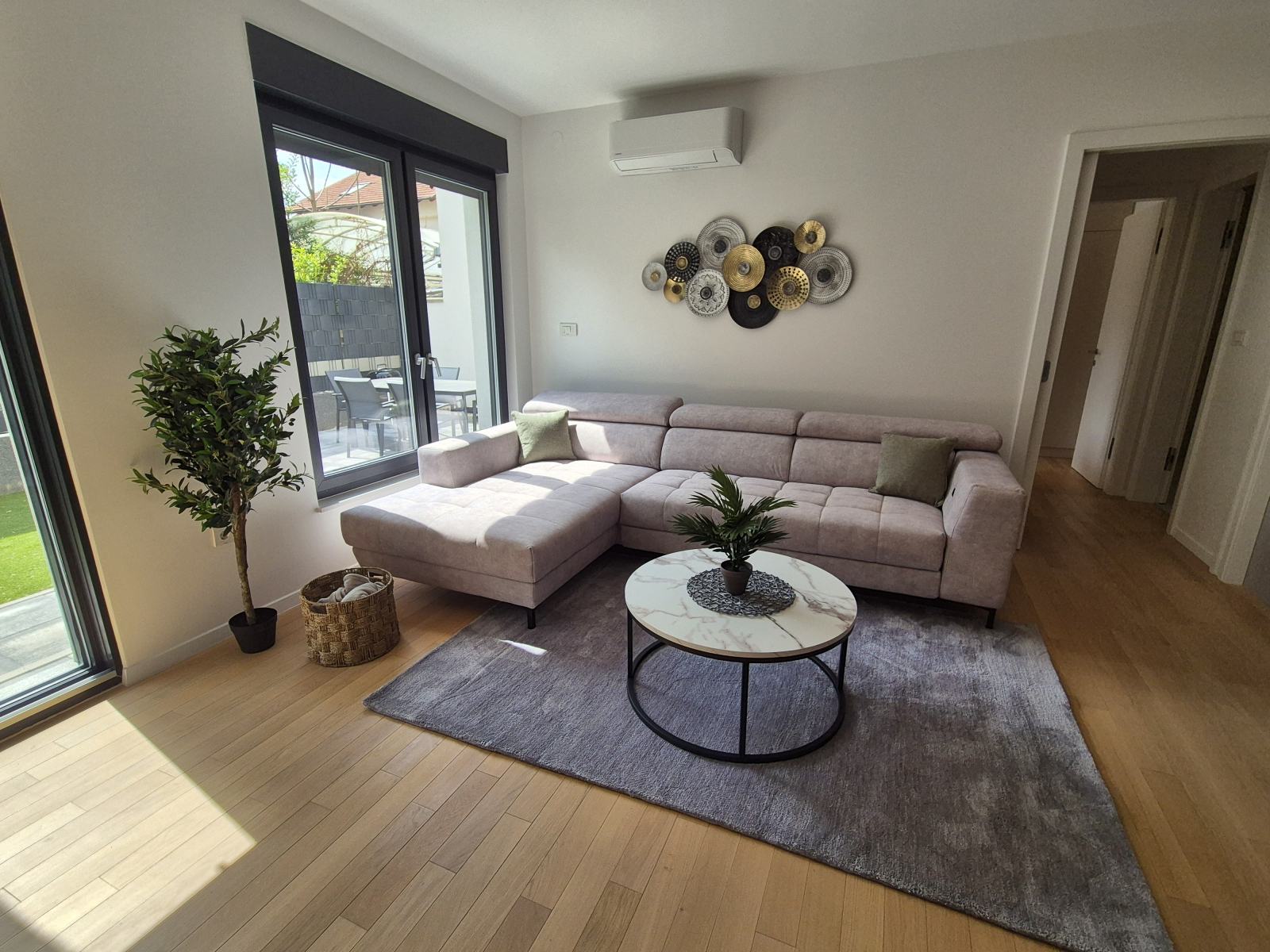 Prvi najam, luksuzan moderno uređen stan, novogradnja, 75 m2 plus vrt ...