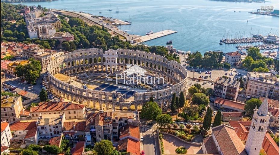 Pula, Centar, dvosoban stan s potencijalom (prodaja)