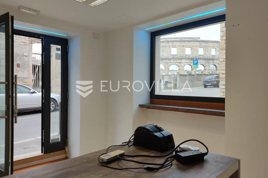 Pula, Centar, poslovni prostor s pogledom na Arenu, rijetkost na tržiš ...