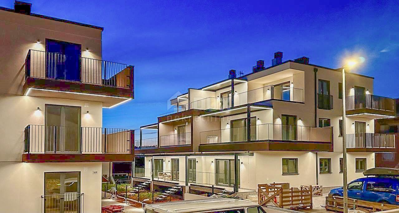 PULA, MEDULIN - stan u prizemlju novogradnje 100m od plaže, pogled, te ...