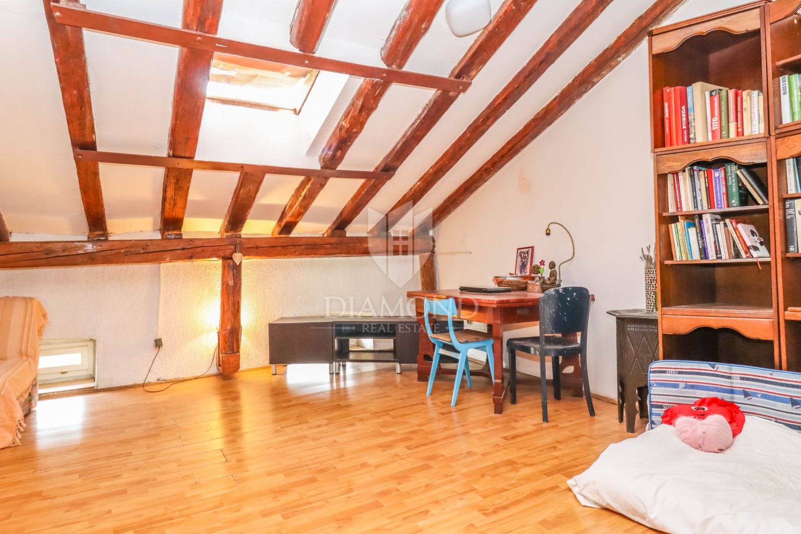 Pula, stan u povijesnoj zgradi u samom centru grada (prodaja)