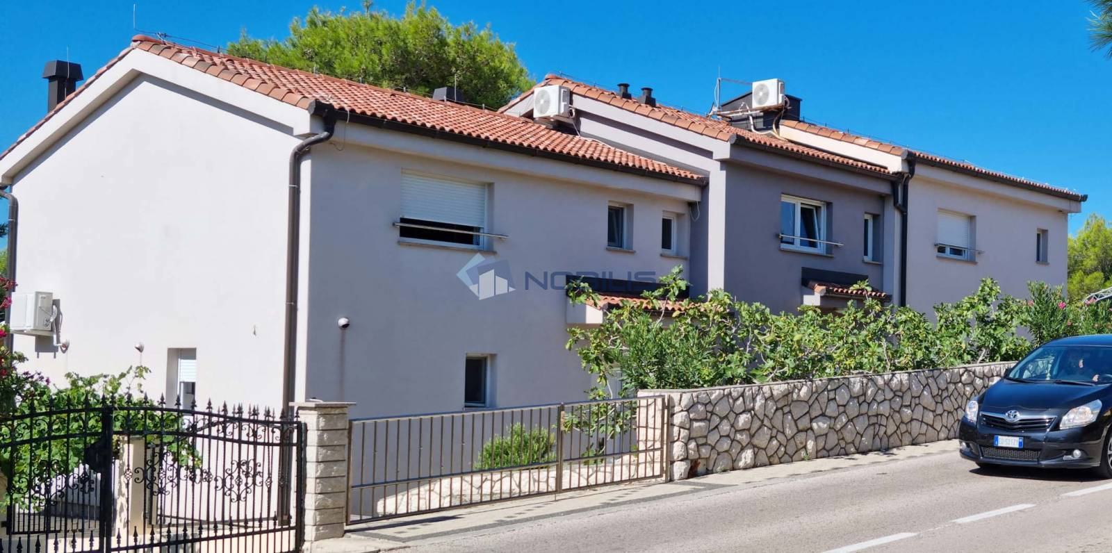 Rab, Barbat, kuća u nizu u blizini mora, 93 m2 + 2 PM (prodaja)