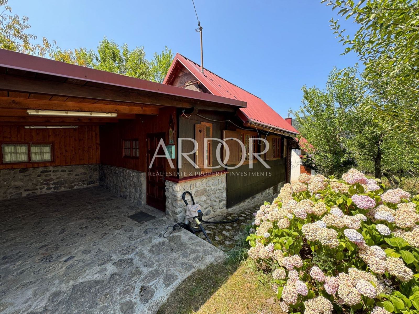 Razloge, izvor rijeke Kupe, dvije kućice za prodaju (prodaja)