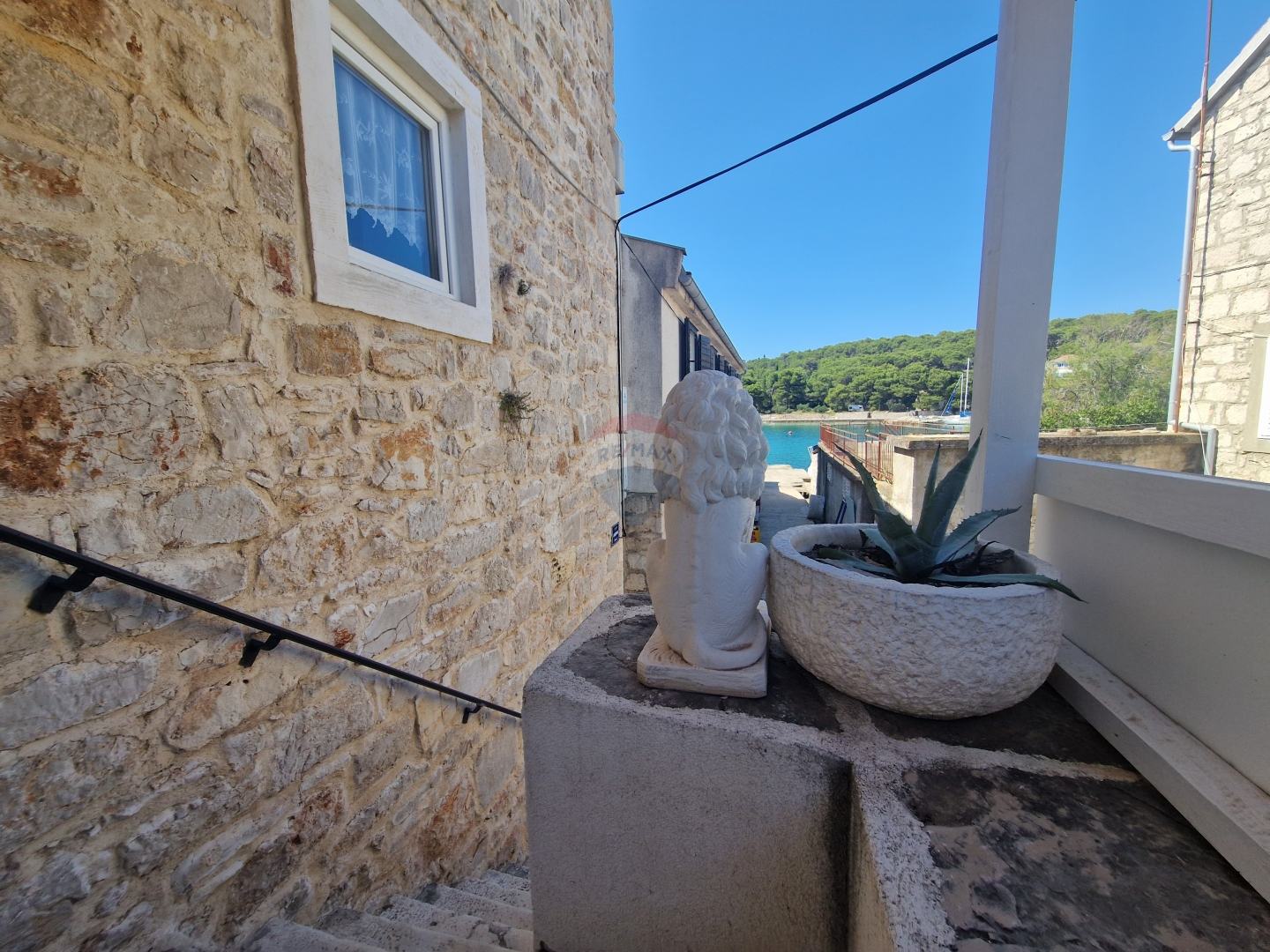 RENOVIRANA KAMENA KUĆA PORED MORA, PRVIĆ (prodaja)