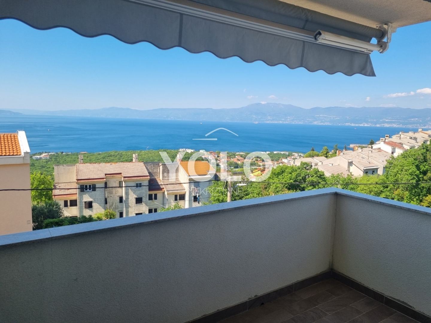 RIJEKA, KOSTRENA - Dvoetažni stan 2S+DB, bazen (iznajmljivanje)