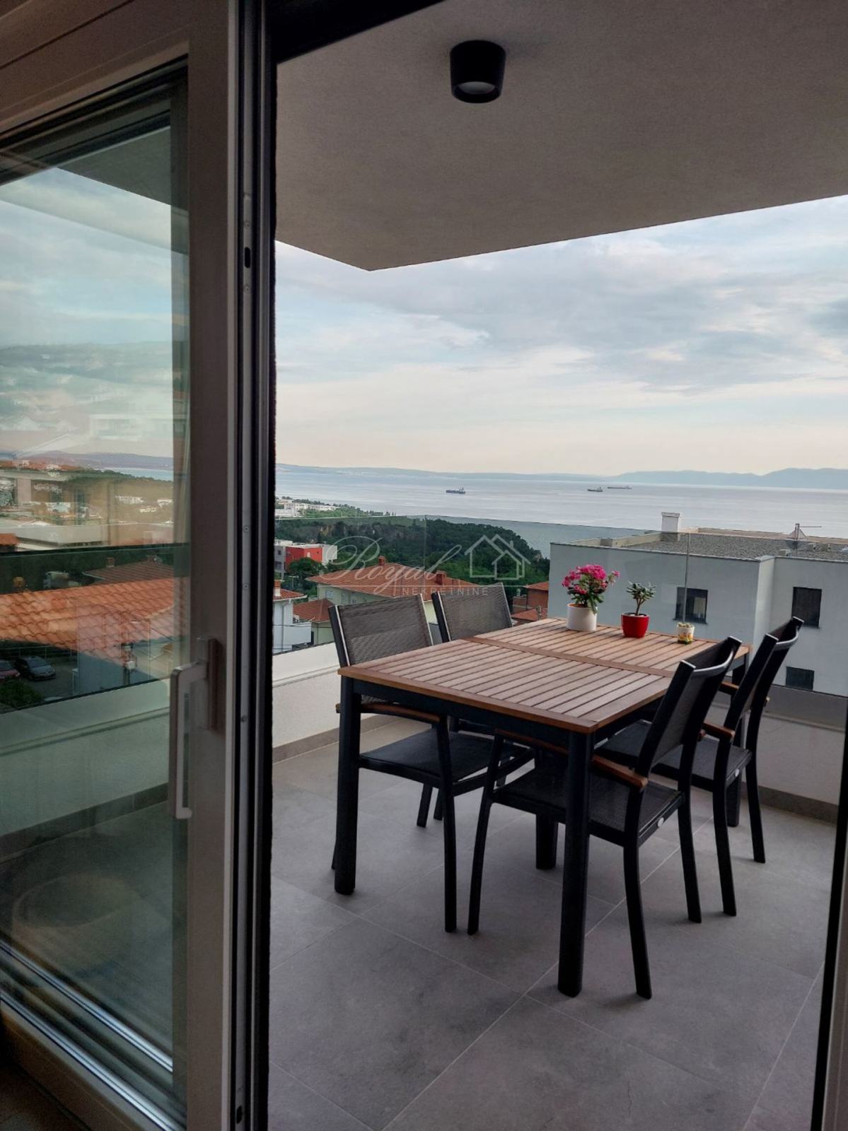 RIJEKA, KOSTRENA - Stan 2S+DB sa prekrasnim pogledom (prodaja)