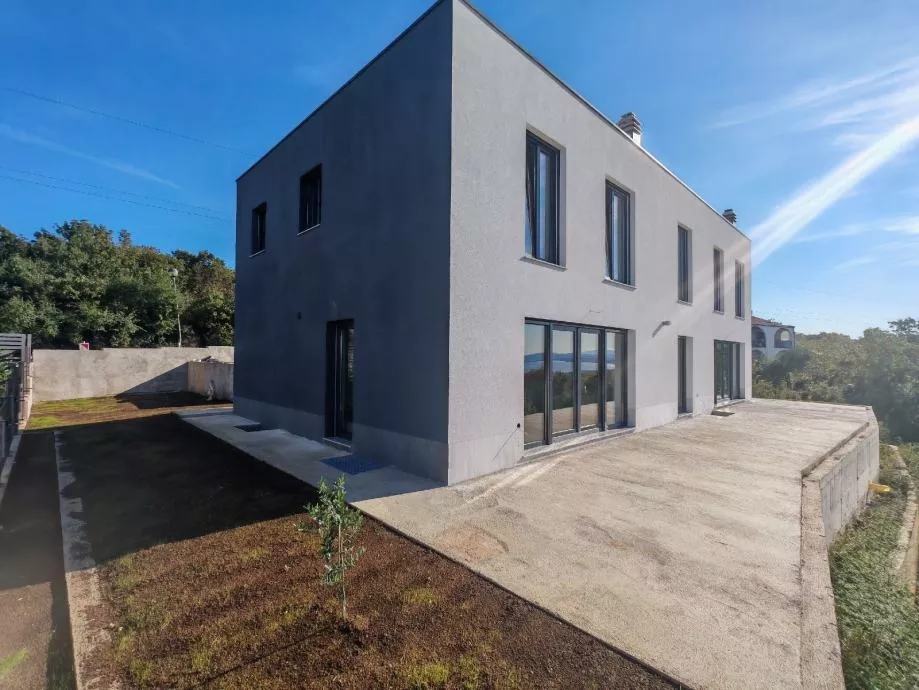 Rijeka, Trsat - troetažni stan u novogradnji s okućnicom (prodaja)