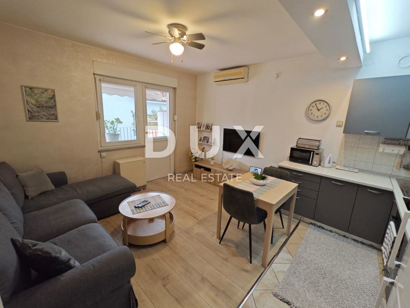 RIJEKA, TURNIĆ - Dvosobni stan s terasom (prodaja)