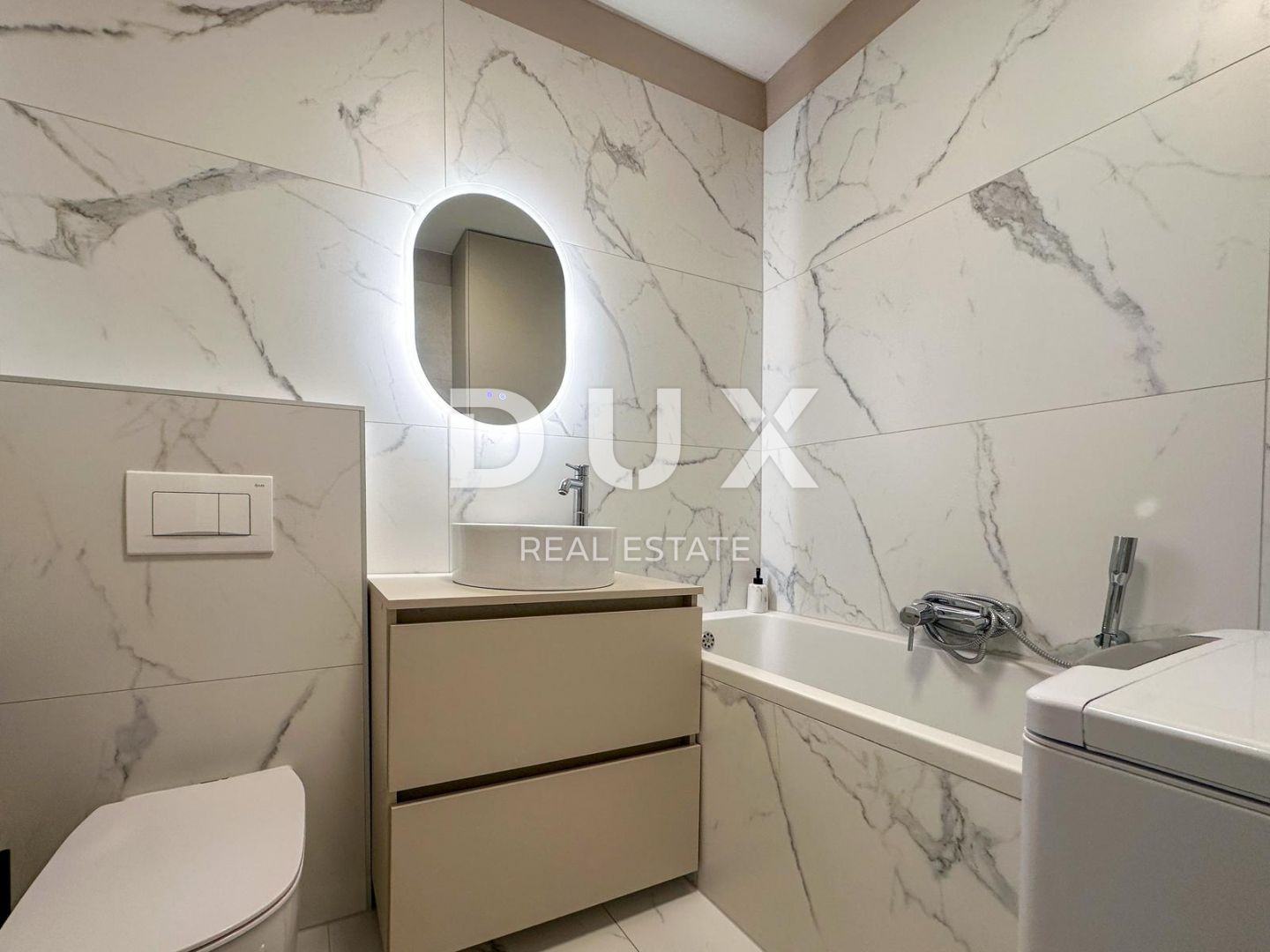 RIJEKA, TURNIĆ - novoadaptiran 3SKL, lođa, pogled na more, nova fasad ...