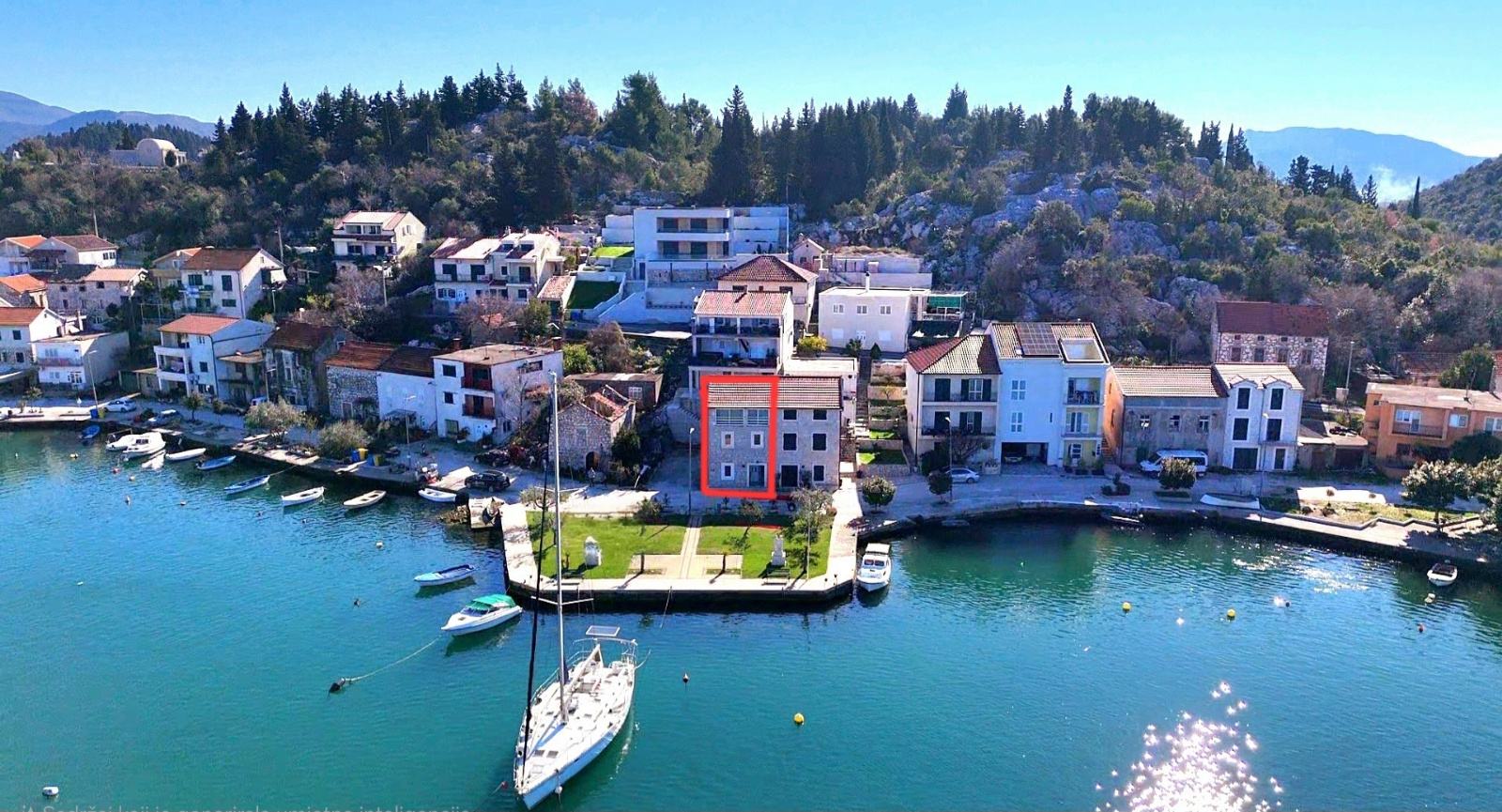 ROGOTIN, prekrasna kamena kuća(dvojna) na rivi sa pogledom na jezero(2 ...