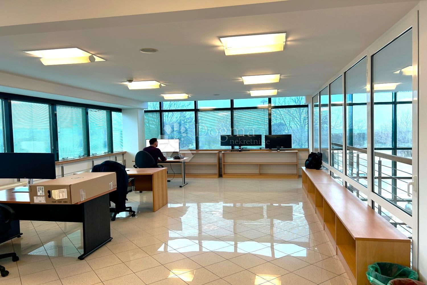 ROVINJ – komforan, dobro opremljen ured (iznajmljivanje)