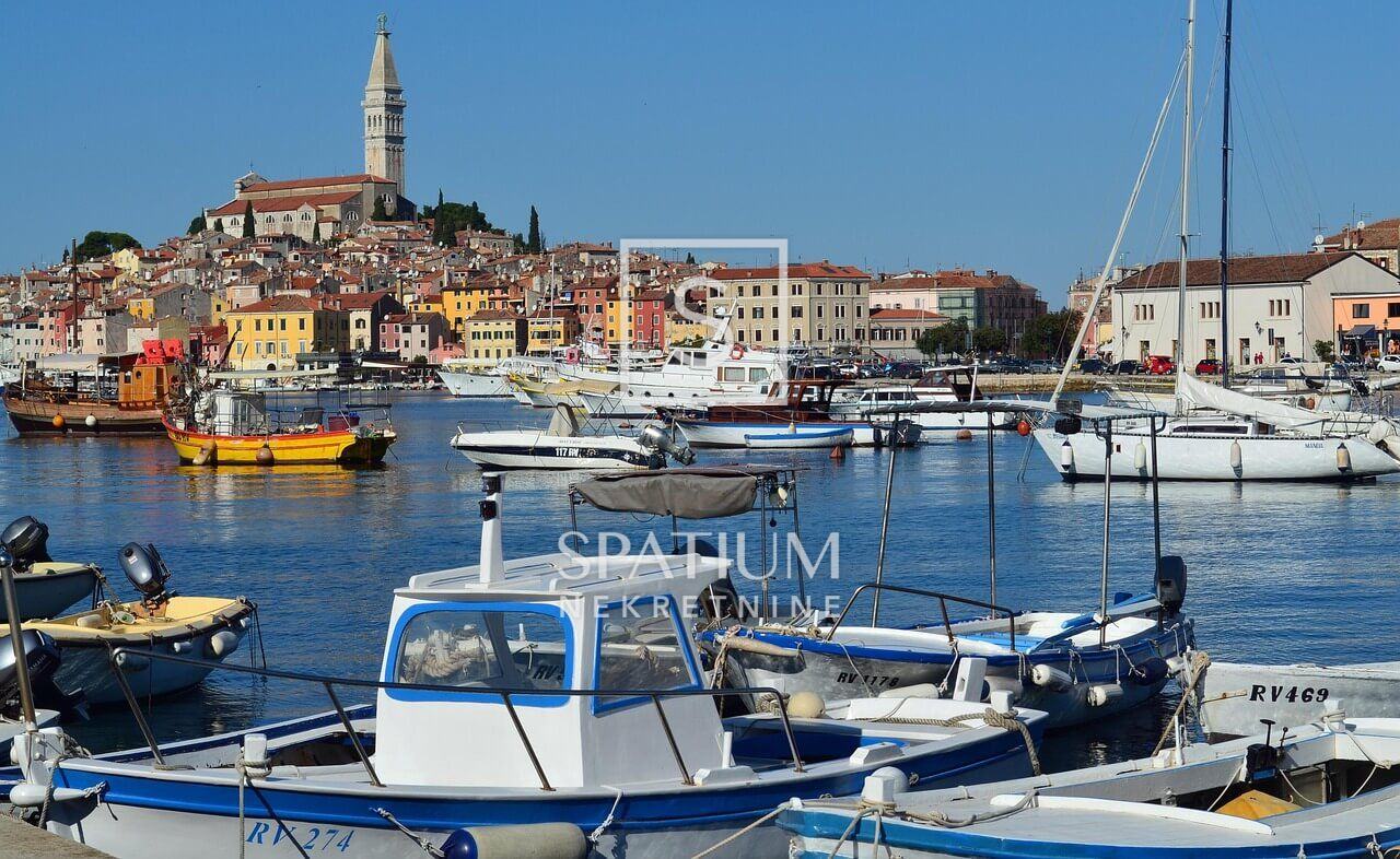 ROVINJ, POSLOVNI PROSTOR PRVI RED DO MORA U STAROGRADSKOJ JEZGRI ...