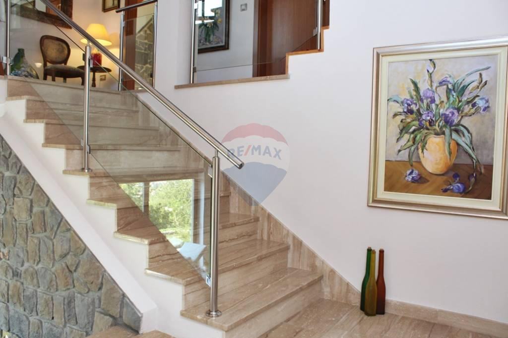 RUKAVAC - Obiteljska kuća s pogledom na Kvarner (prodaja)