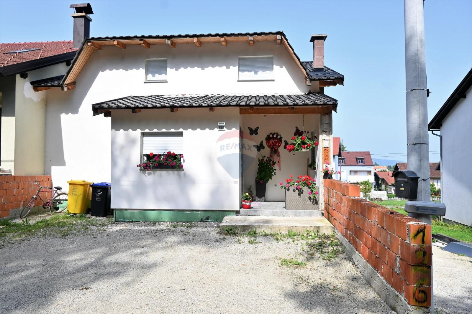 Samobor, Perivoj, obiteljska kuća 230 m2 s mogućnosti 2 stana (prodaja)