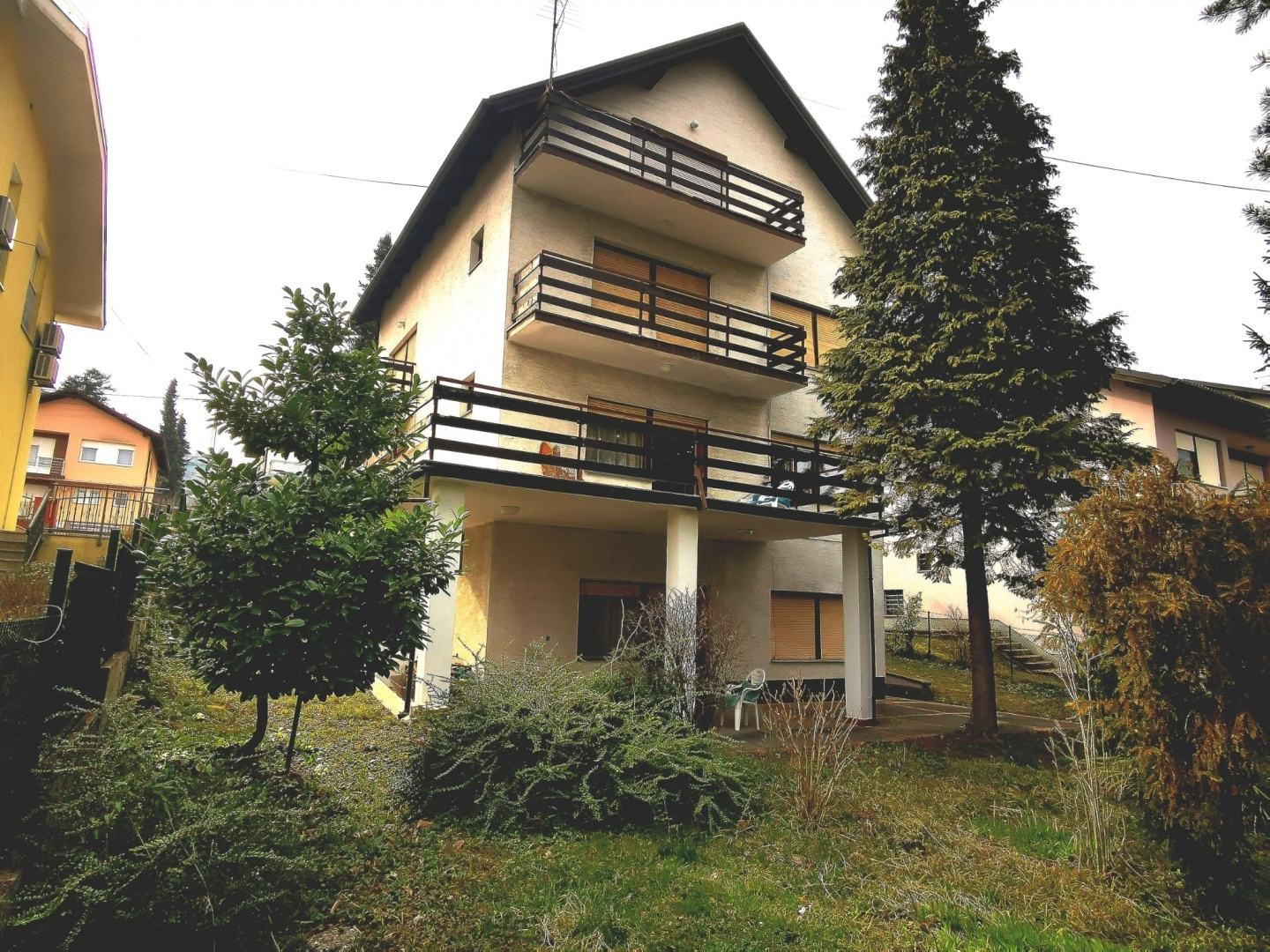 Samobor/Perivoj/kuća 330m2/3 stana/PRILIKA! SNIŽENO! (prodaja)