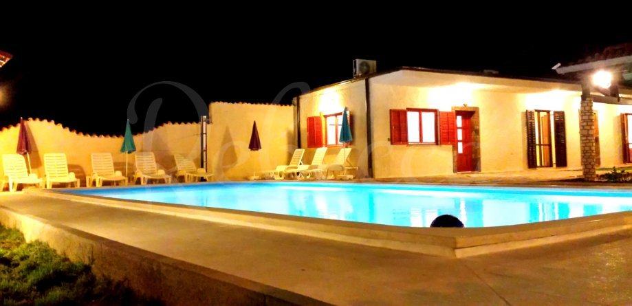 Samostojeća komforna kuća za odmor s bazenom (prodaja)