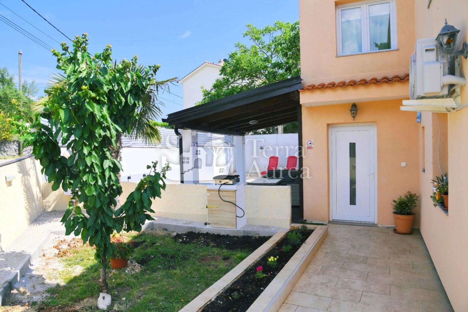 Samostojeća kuća s bazenom u okolici Dobrinja, otok Krk (prodaja)