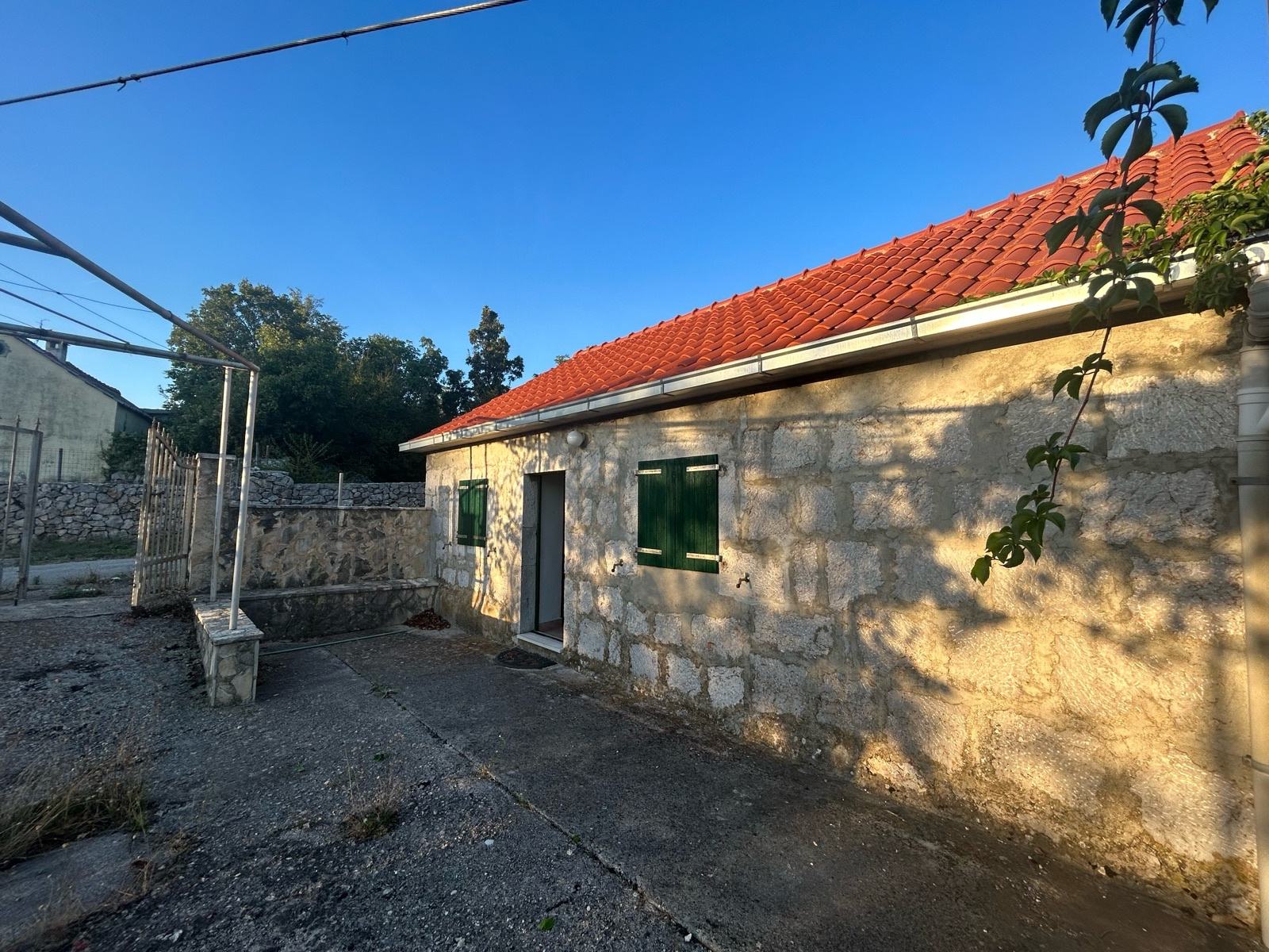 Samostojeća kuća i parcela od 3000m2 - Ogorje, Muć (prodaja)