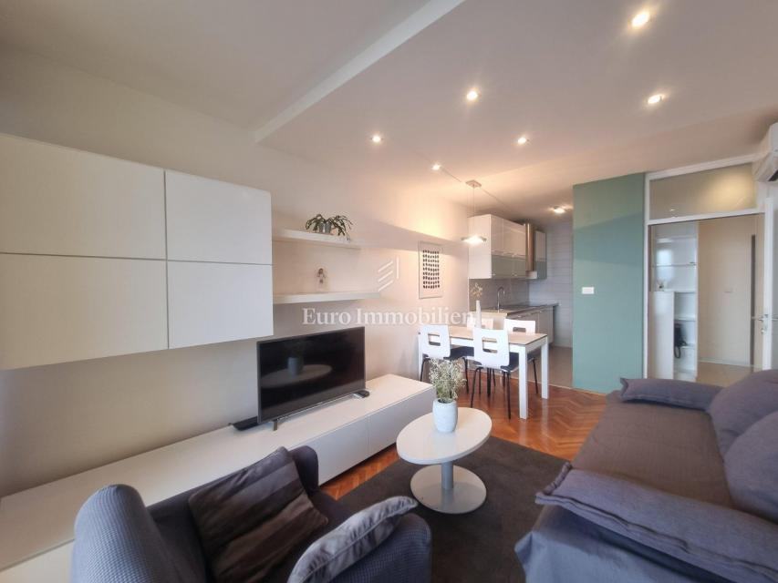 SENJ, stan na prvom katu sa prekrasnim pogledom (prodaja)