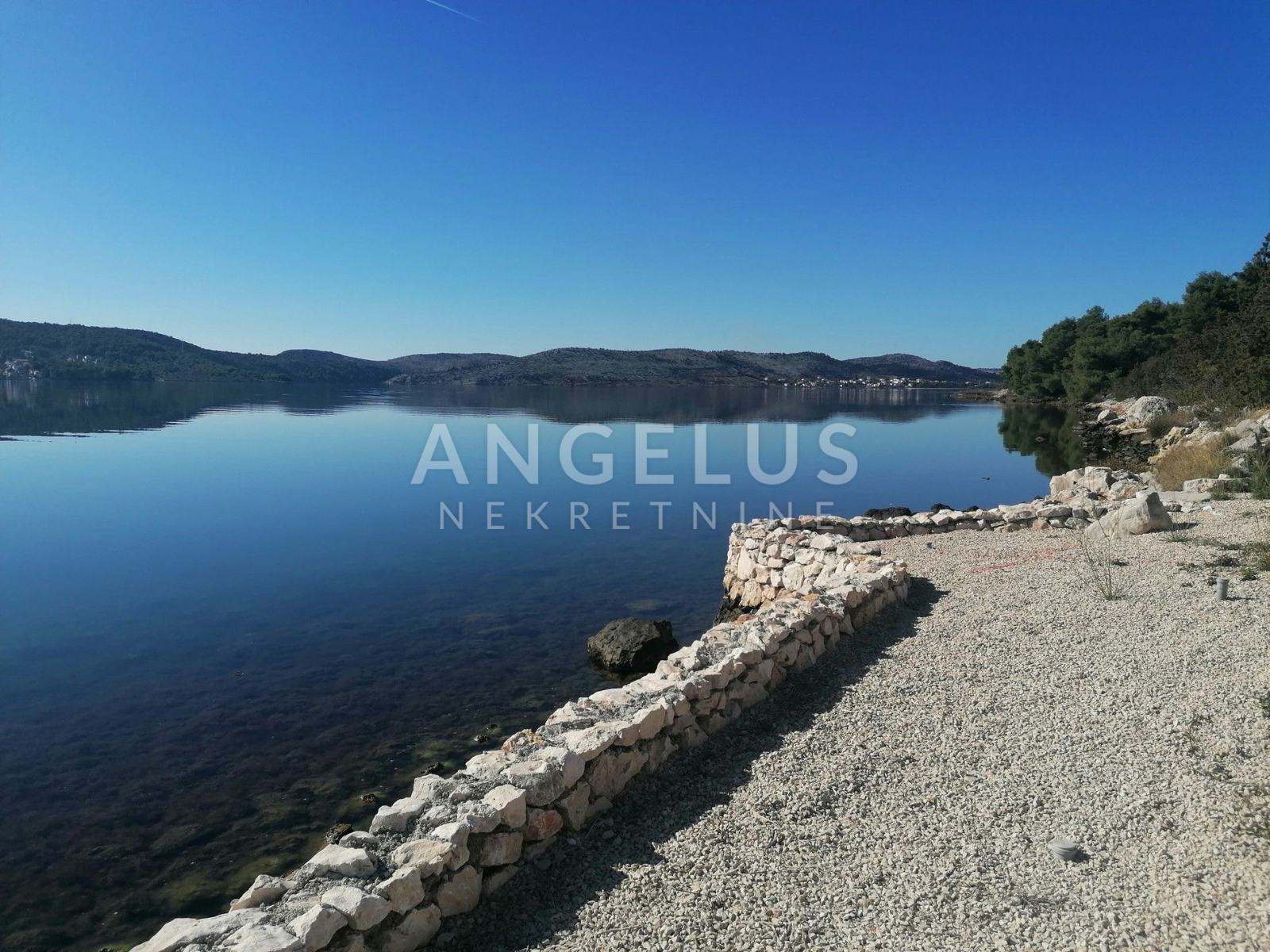 Šibenik, Bilice - polj.zemljište PRVI RED uz more ,42000 m2