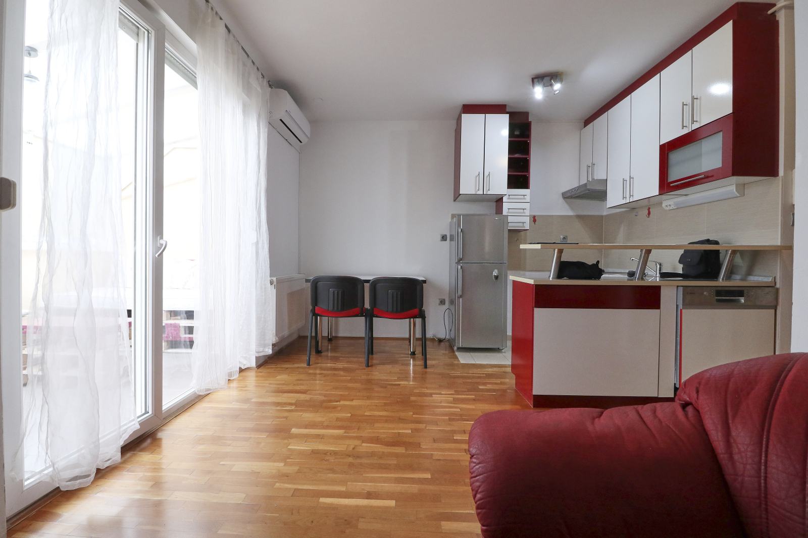 SIGET, MANJI 2-SOBAN STAN S VELIKOM ZATVORENOM TERASOM I VPM (prodaja)