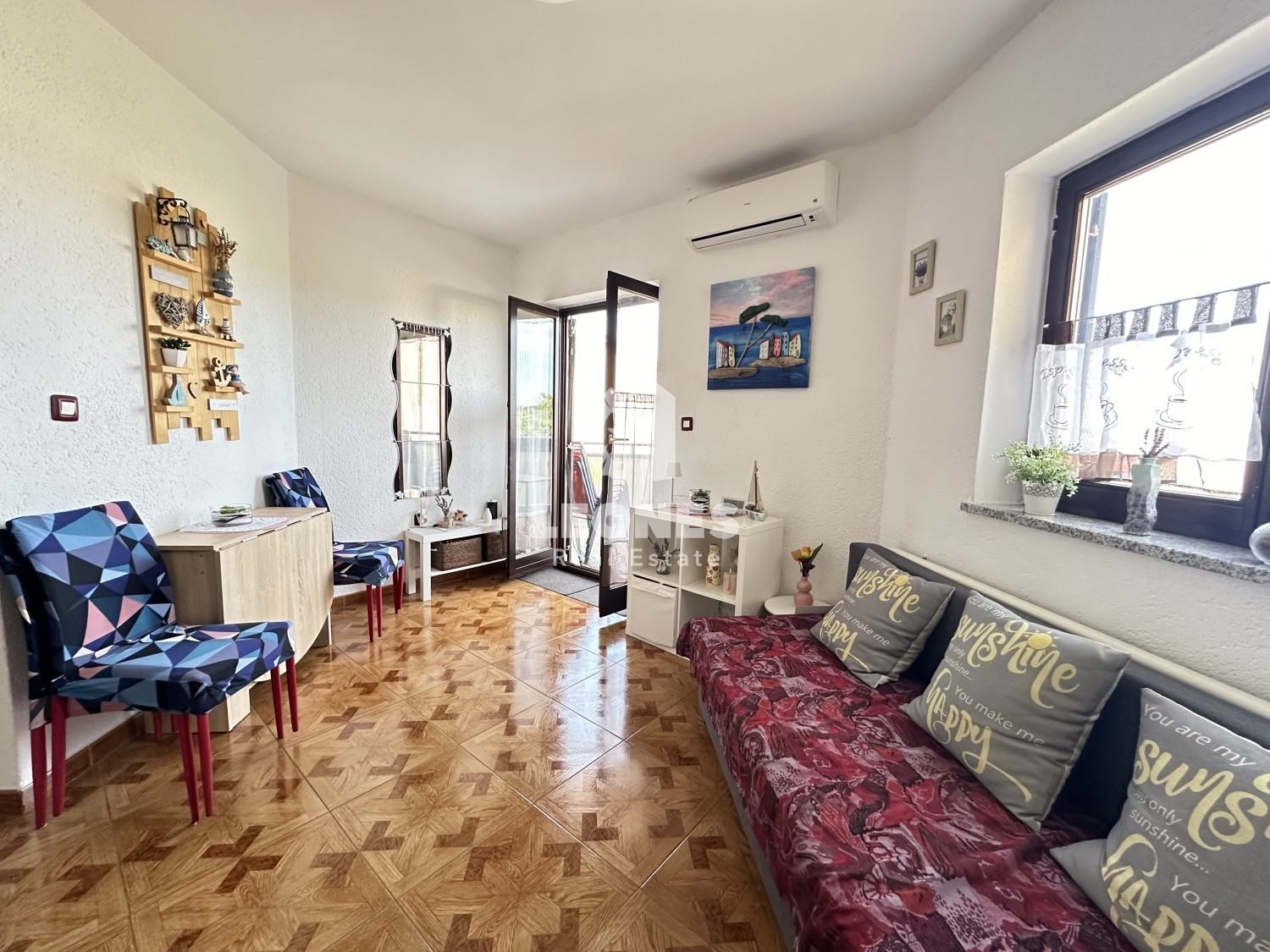 Simpatičan stan u Novigradu na prvom katu s pogledom na more (prodaja)