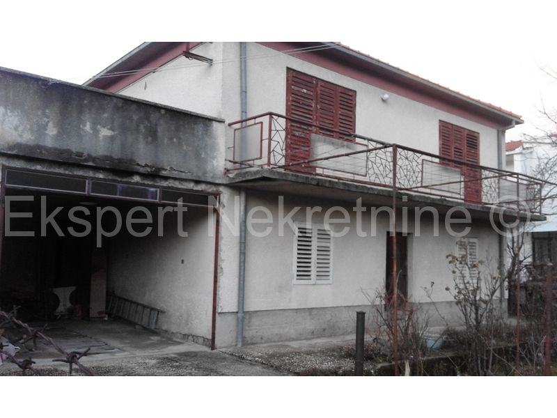 Sinj, centar, samostojeća kuća, katnica 180m2+ garaža (prodaja)