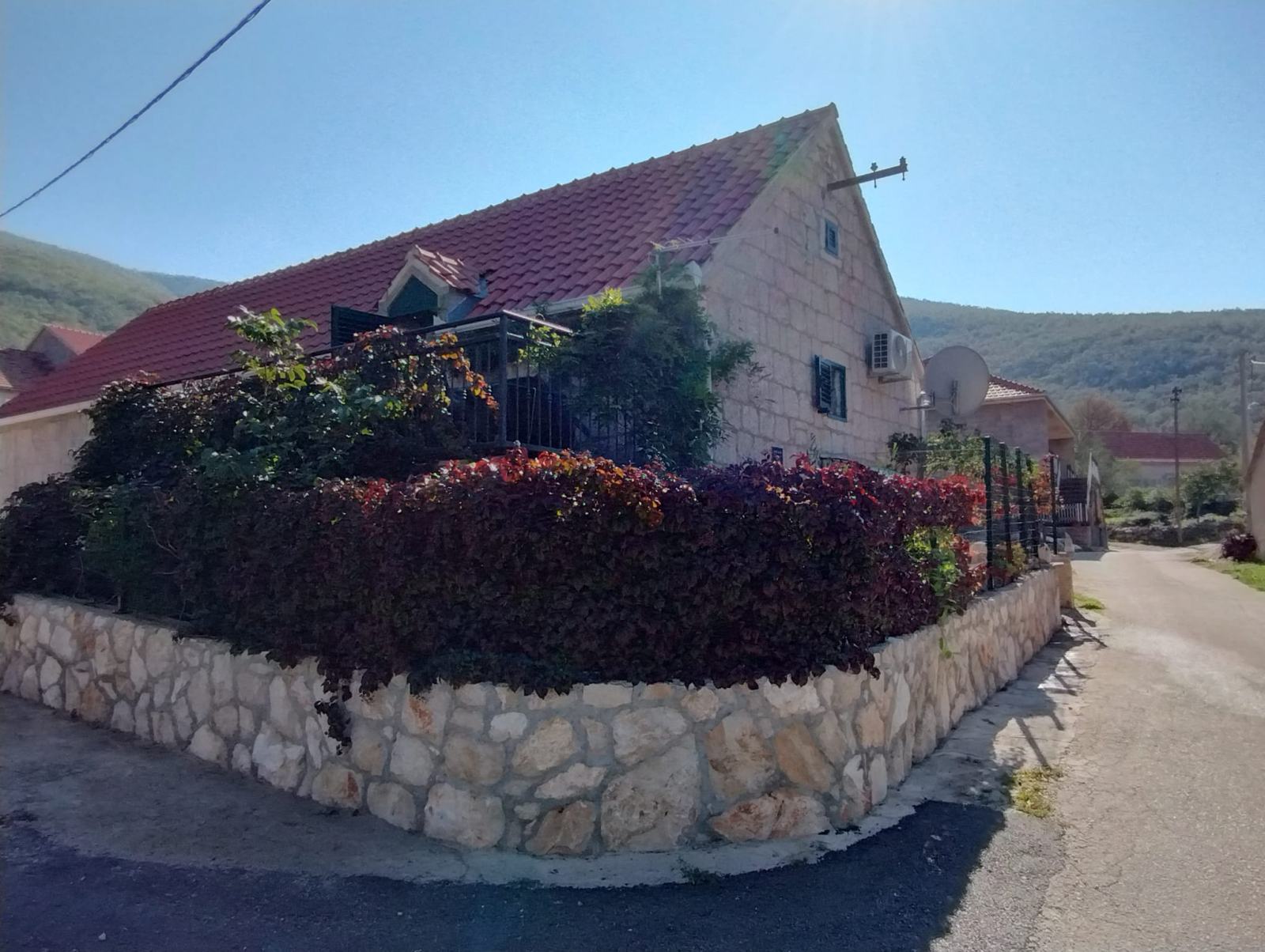 SINJ GLJEV AUTOHTONA KAMENA VILLA RESTAURIRANA I RENOVIRANA (prodaja)