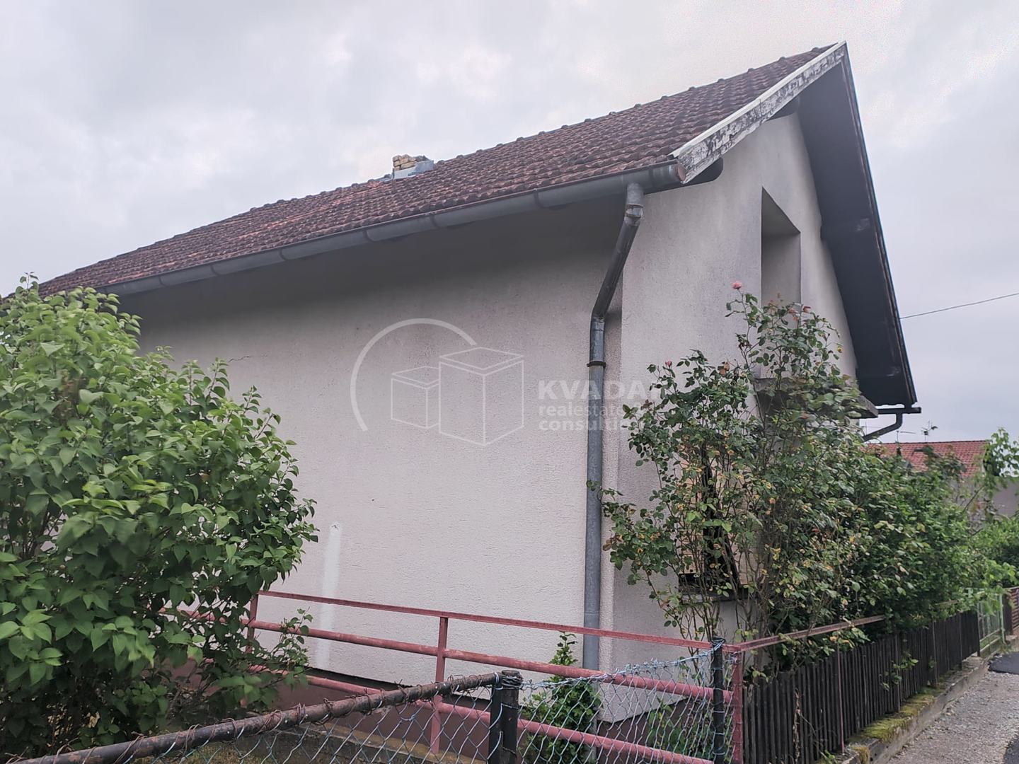 SISAK,CENTAR,KUĆA SA 2 DVORIŠNE ZGRADE I DVORIŠTEM. (prodaja)