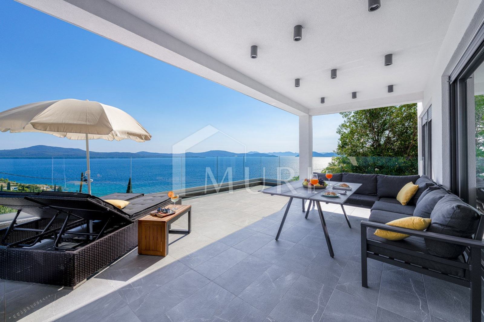 SLANO - Vila s bazenom i pogledom na more (177m2) (prodaja)