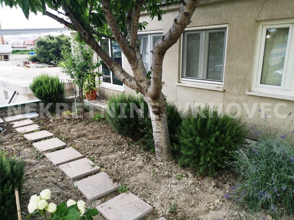 SOLIN, JAPIRKO - JEDNOSOBNI STAN SA TERASOM I VRTOM -duži najam ...