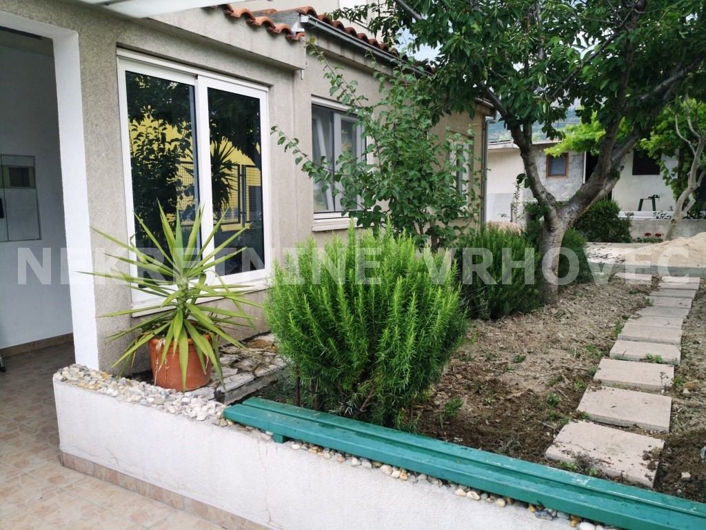 SOLIN-JAPIRKO -jednosobni stan sa vrtom- duži najam (iznajmljivanje)