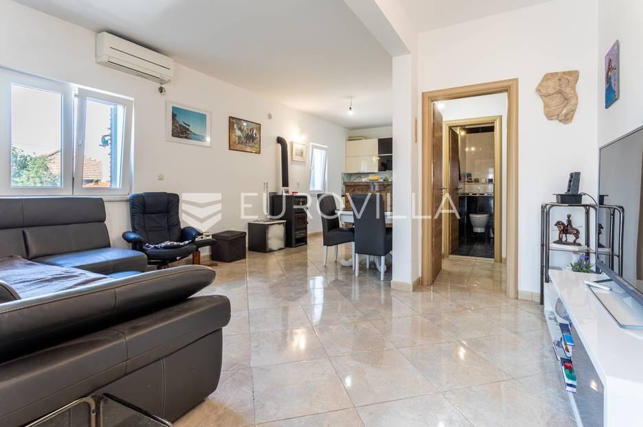 Solin, Vranjic, dvosoban komforan stan s okućnicom (prodaja)