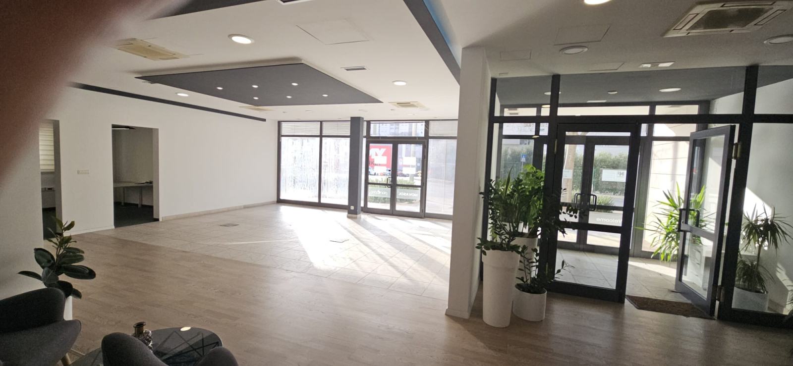 SPLIT, BRDA, 360 m2, URED ZA NAJAM, FREKVENTNA LOKACIJA + 3 PARKINGA ...