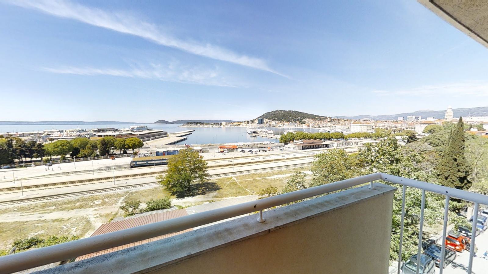 ** Split,Bačvice,pogled na gradsku luku- 97 m2*** (prodaja)