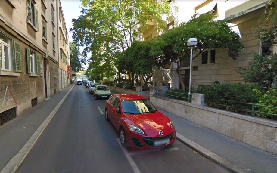 SPLIT-CENTAR GRADA, dvosoban stan 75m2, 2. kat, renoviran (prodaja)