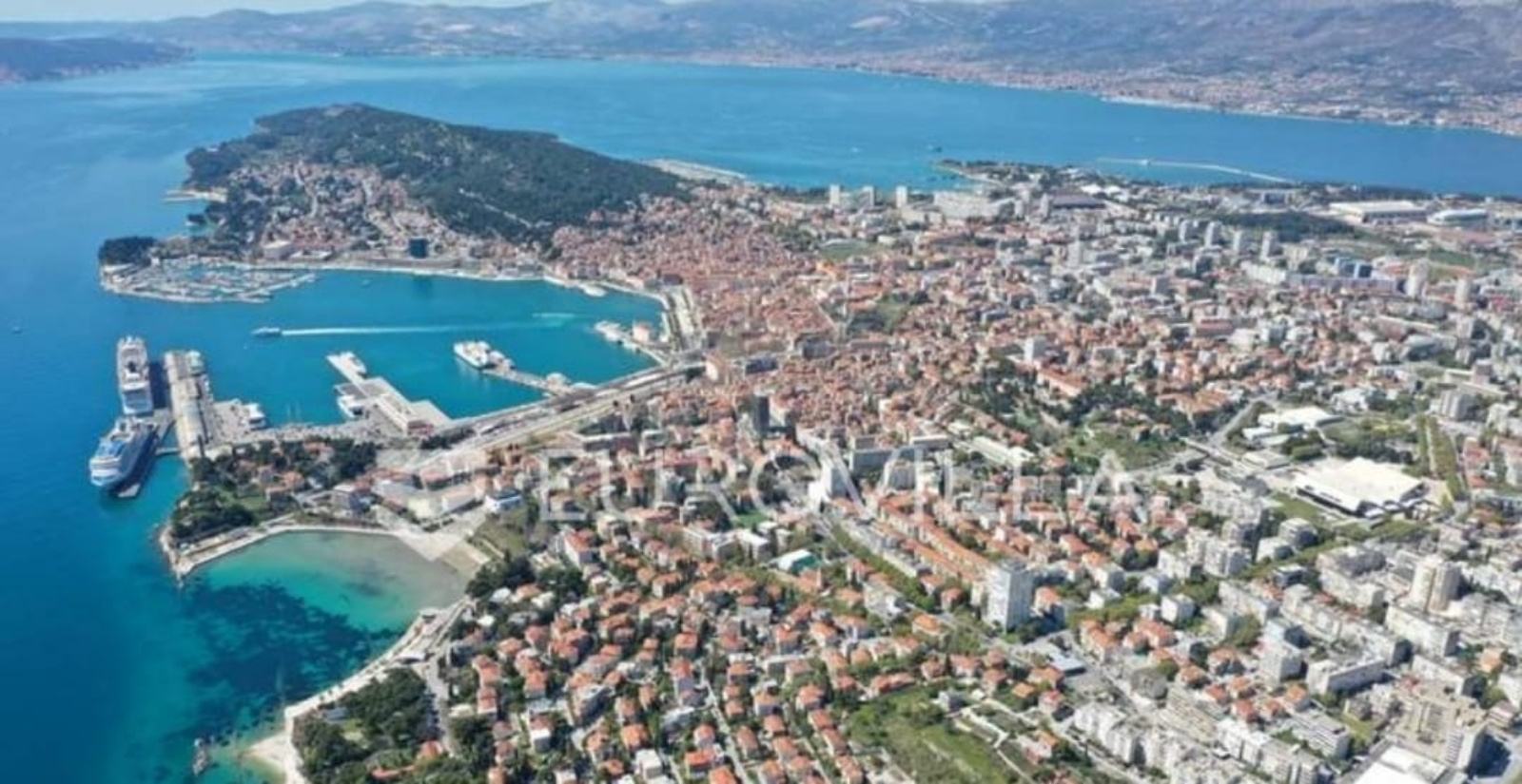 SPLIT, CENTAR, PRIZEMNI POSLOVNI PROSTOR 105m2 (prodaja)