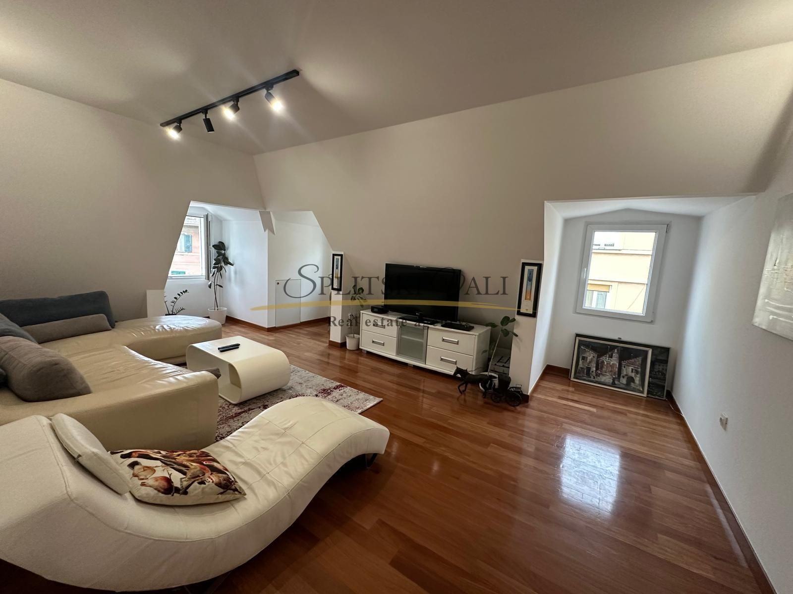 Split,centar- prostran, dvosoban stan 77m2 (prodaja)