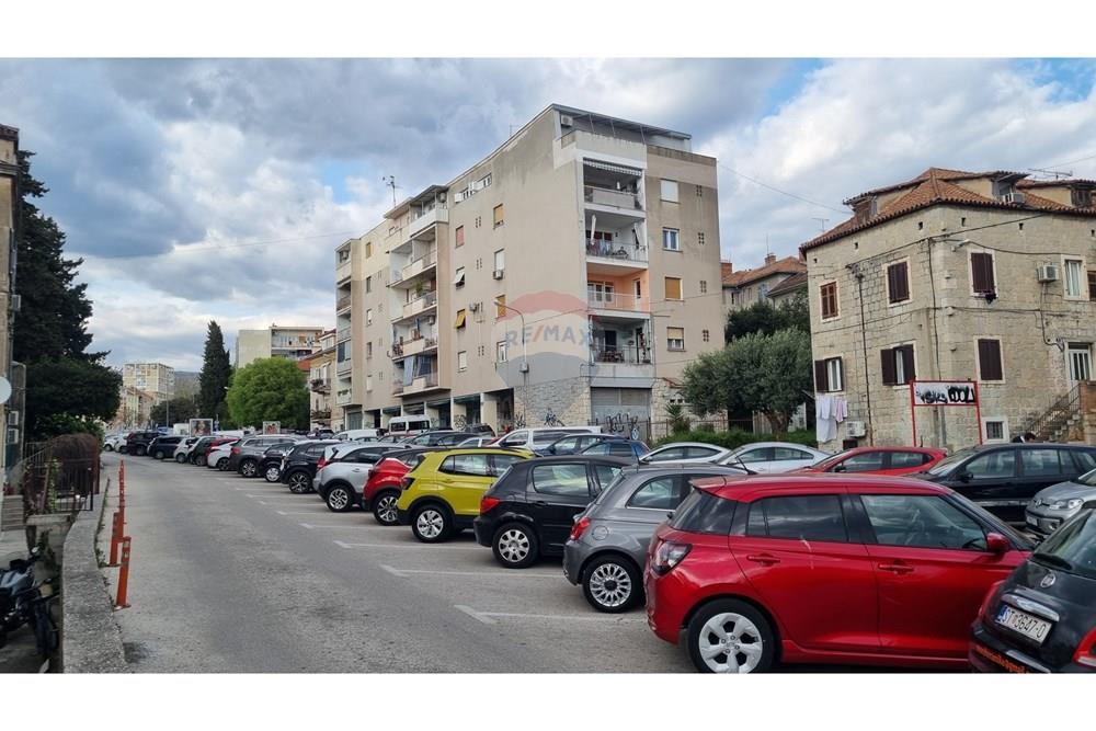 SPLIT centar-stara kuća 150m2, riva 300m,prizemlje uređeno,investicija ...