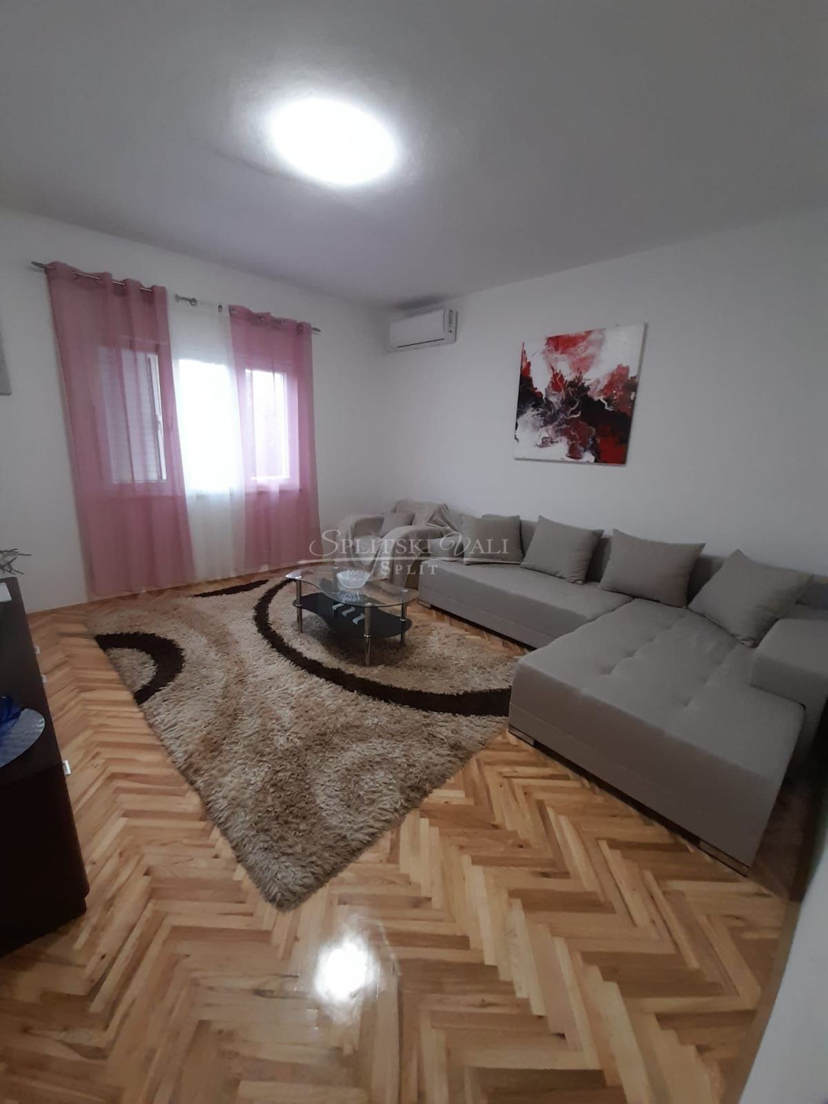 Split, Dragovode: dvosoban stan sa parkingom dugoročno (iznajmljivanje)