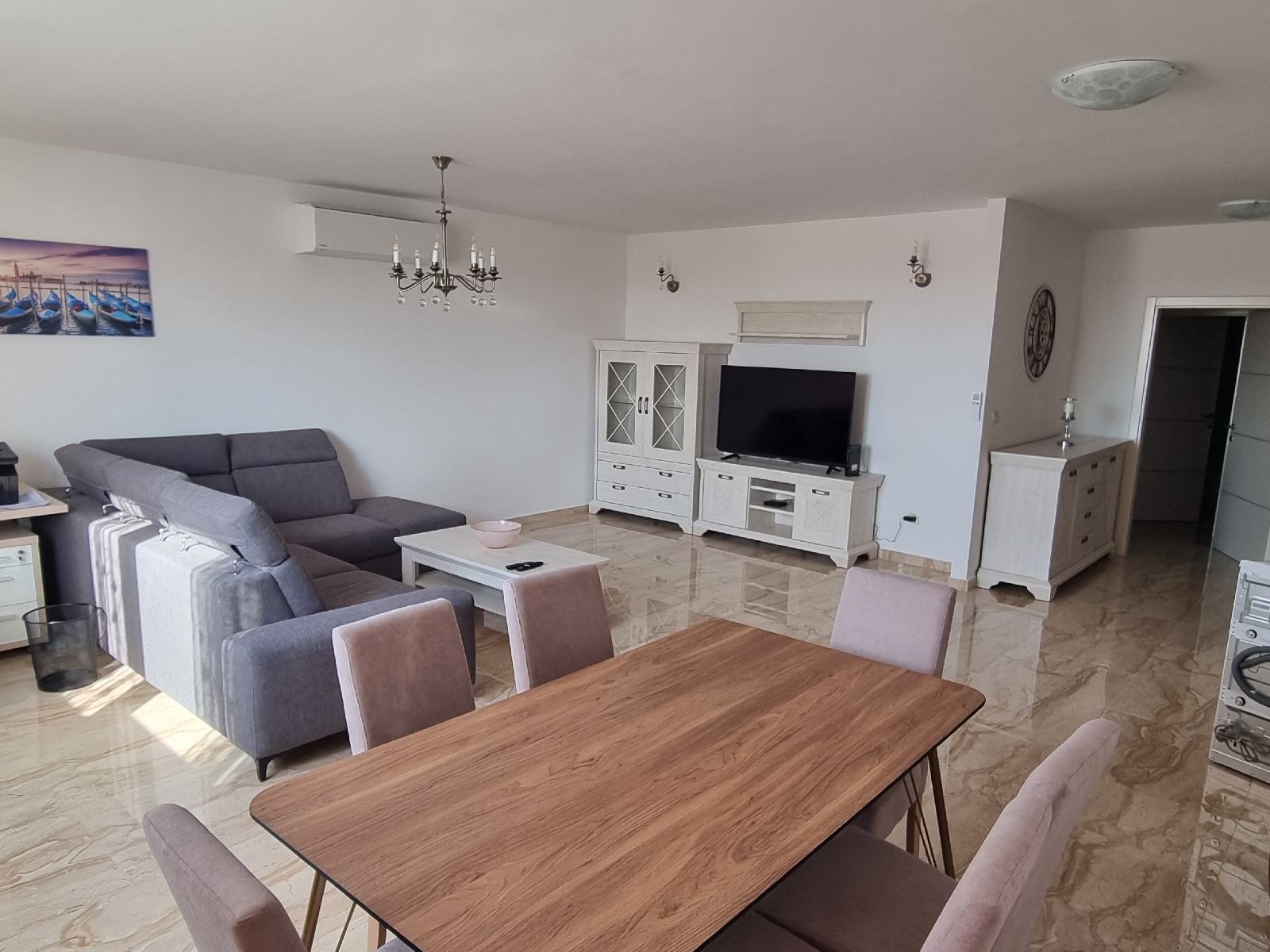 SPLIT GRAD LIČKA 90 M2 OPREMLJEN NOVO DUGOROČNO (iznajmljivanje)