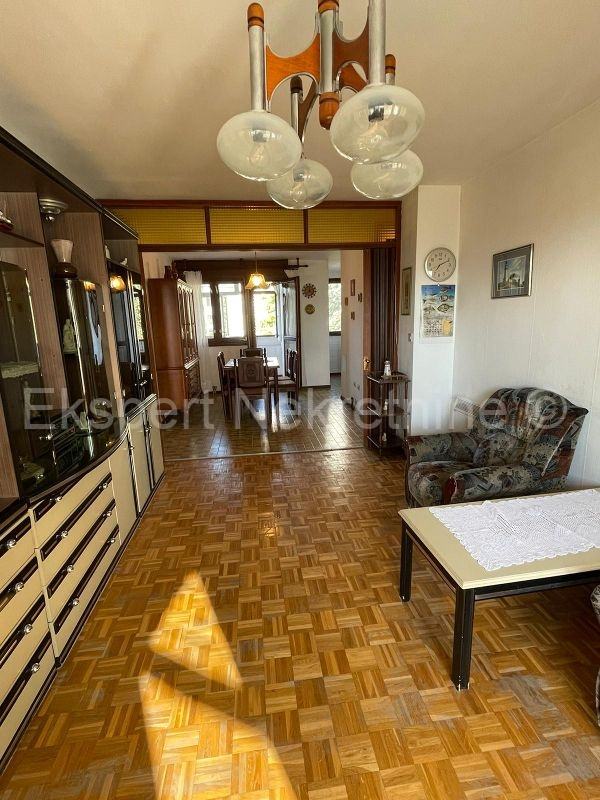 Split,Mertojak,dvosoban stan 74m2,pogled na more,odlična lokacija (prodaja)