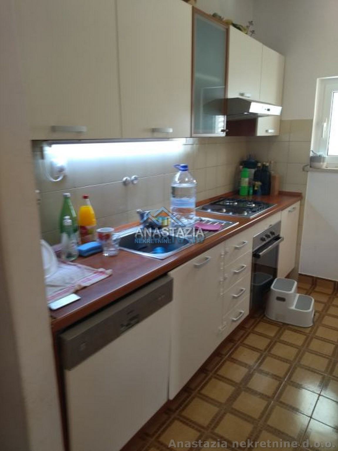 SPLIT MERTOJAK JEDNOSOBAN KOMFORNIJI NOVIJE OPREMLJEN STAN 55M NA DUŽE ...